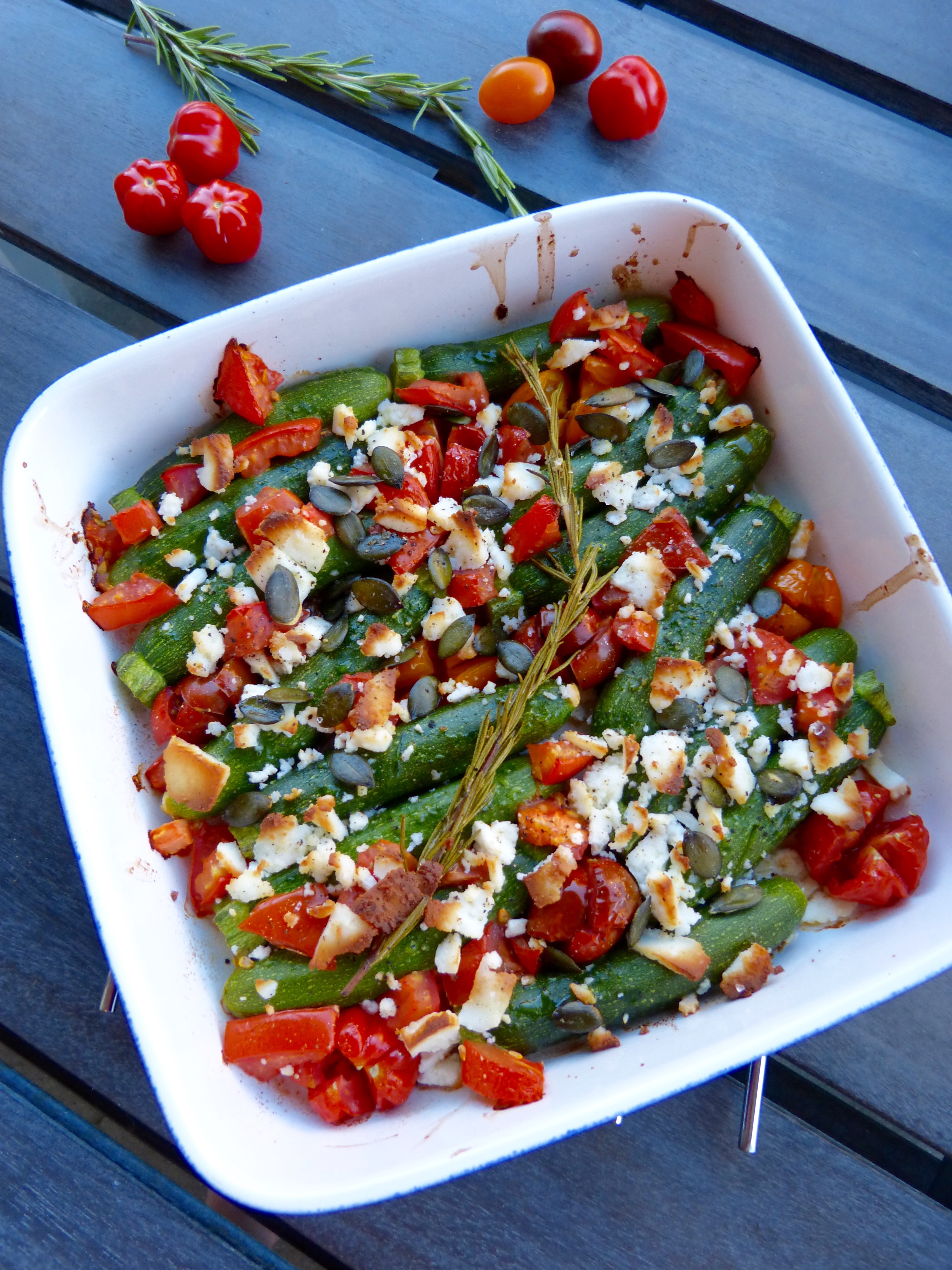 Mini courgettes rôties, tomates et Manouri - Un petit Oiseau dans la ...